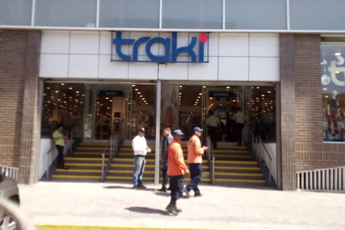 Dos adolescentes lanzaron una bomba lacrimógena en una tienda Traki