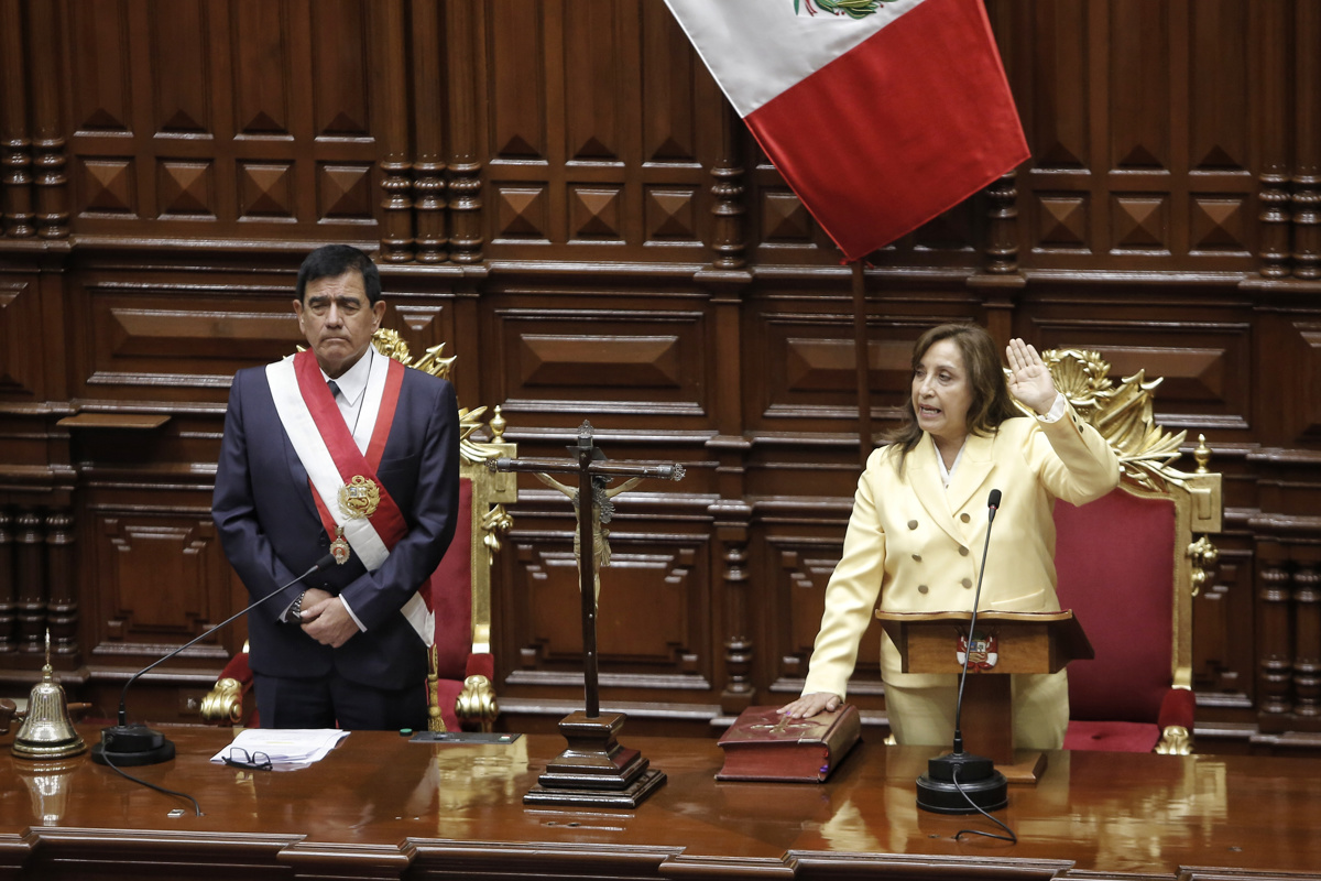 Dina Boluarte jura como primera presidenta de la historia de Perú luego de la destitución de ...
