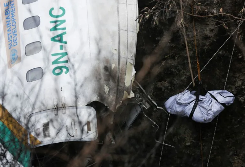 Hallaron las cajas negras del avión siniestrado en Nepal