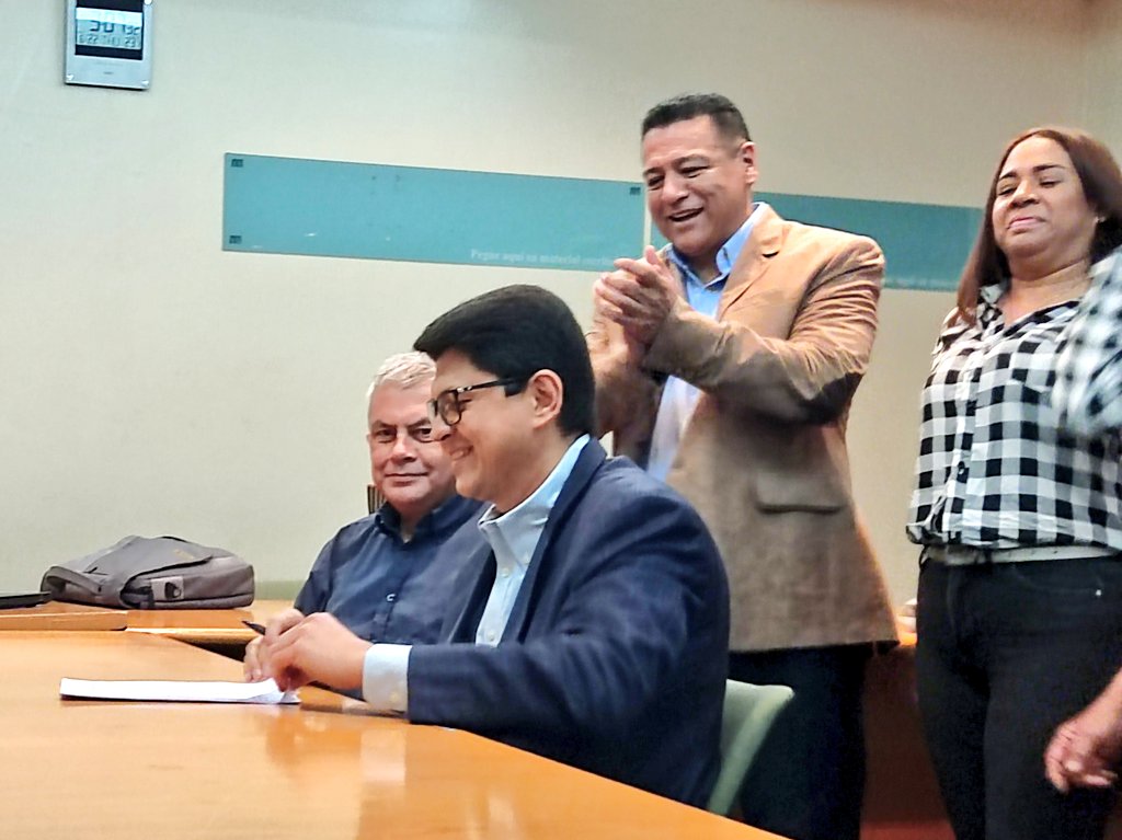 César Almeida inscribió su candidatura en las primarias de octubre