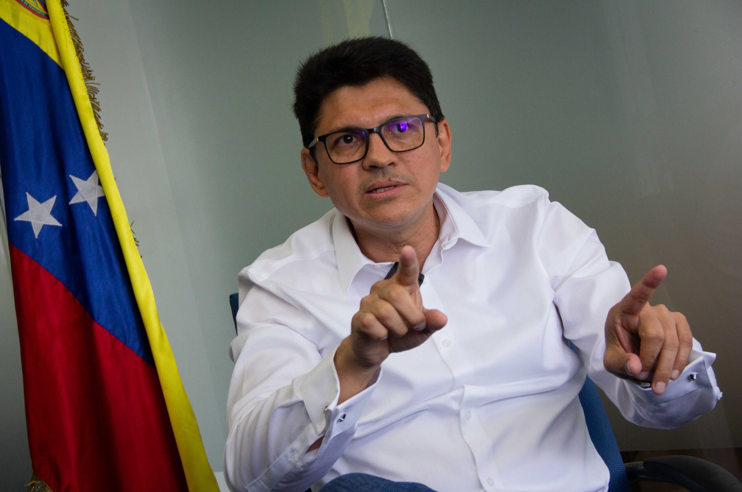 César Almeida: Tengo las capacidades para tomar las riendas del país
