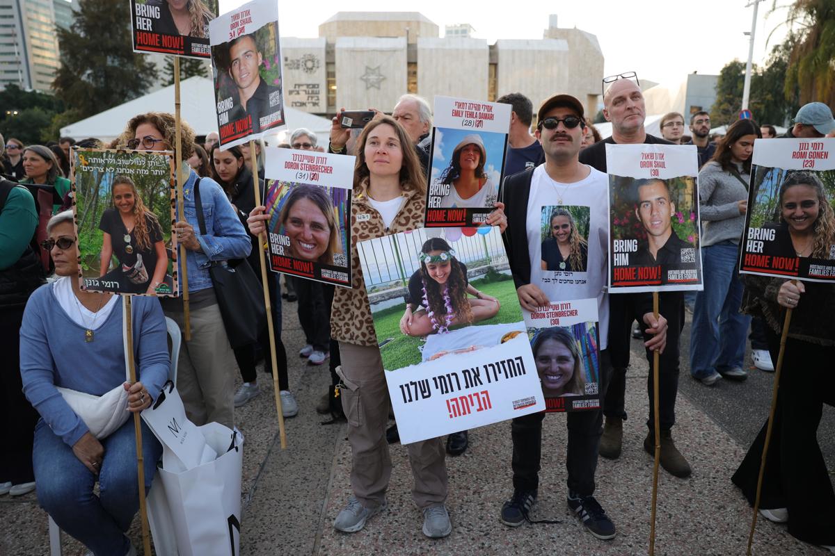 Llegan a Israel las tres rehenes liberadas por Hamás