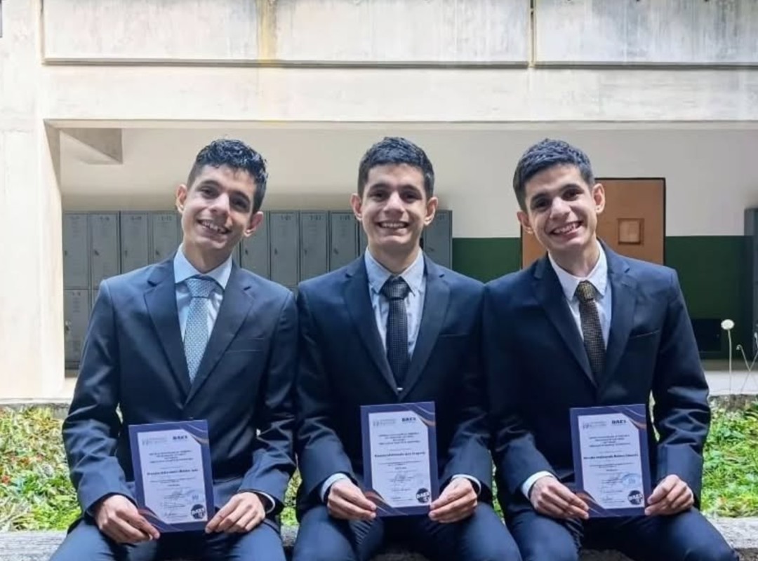 Trillizos se gradúan como médicos cirujanos en la ULA