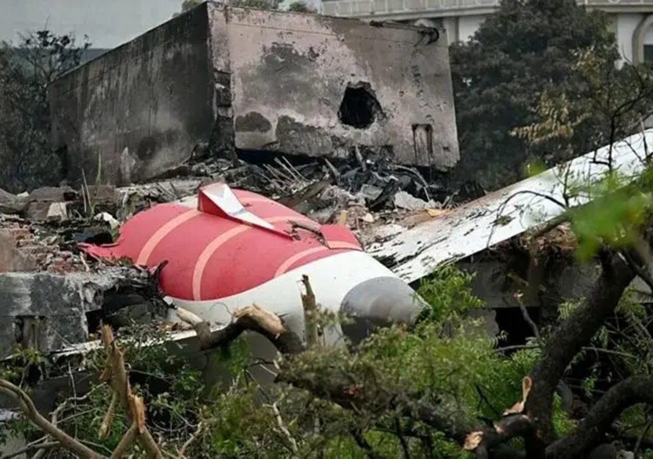 Las duras críticas al informe preliminar sobre el accidente del avión de Air India en el que ...