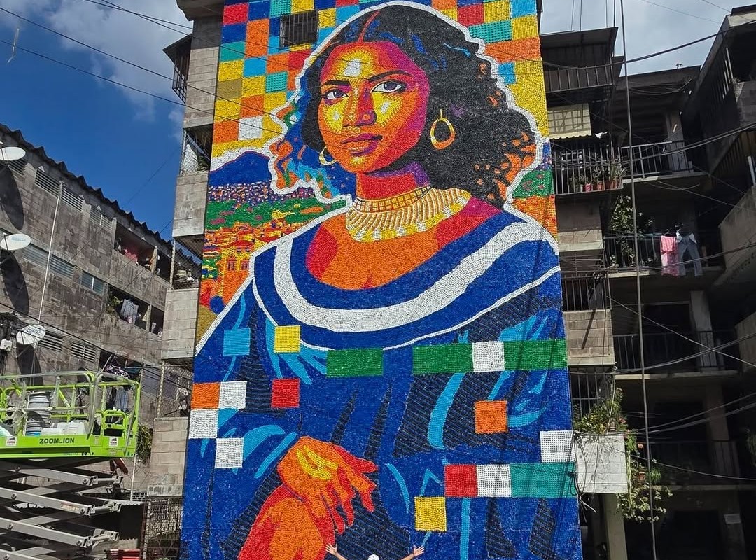 Óscar Olivares inauguró el mural con tapas plásticas más alto del mundo ...